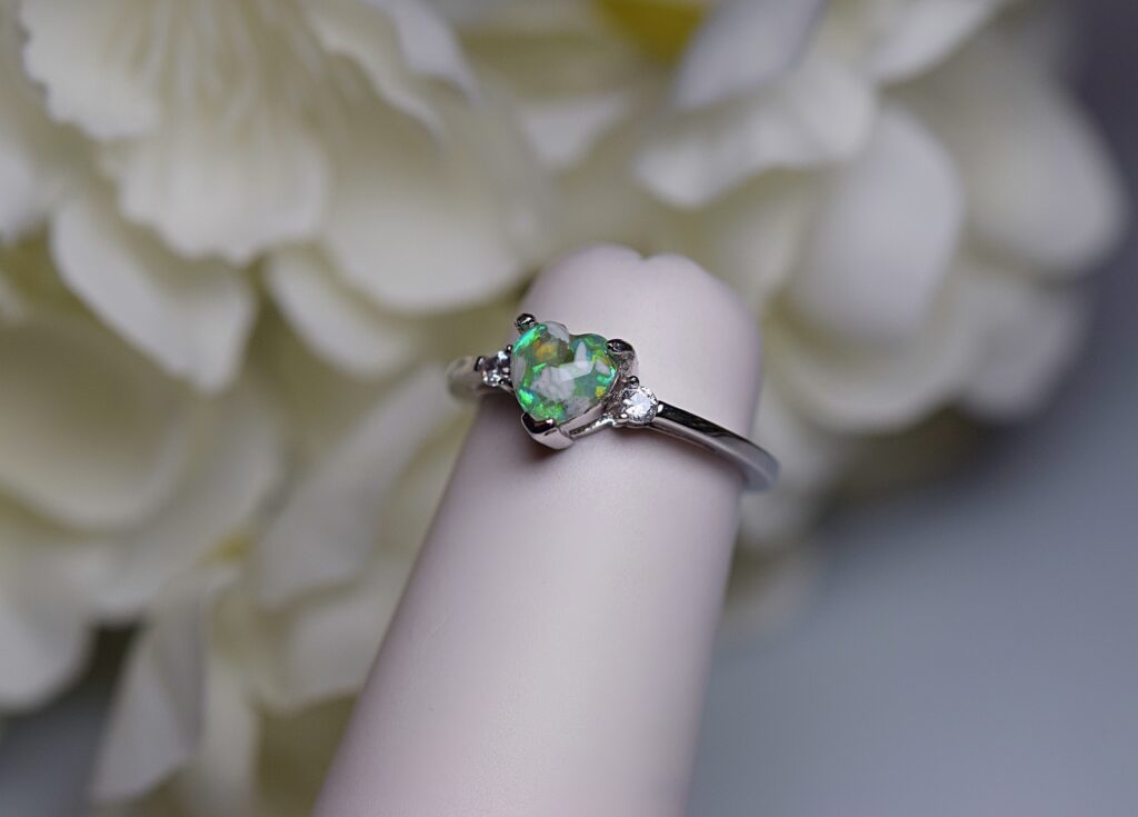 Cremation Ashes & Memorial Heart Ring 'Siouxsie' Gold - Amulet of Ashes