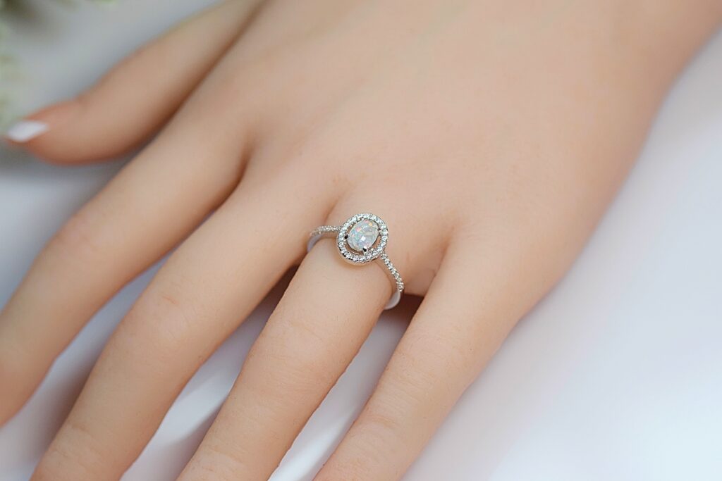 Cremation Ashes & Memorial Halo Ring 'Roxanne' - Amulet of Ashes