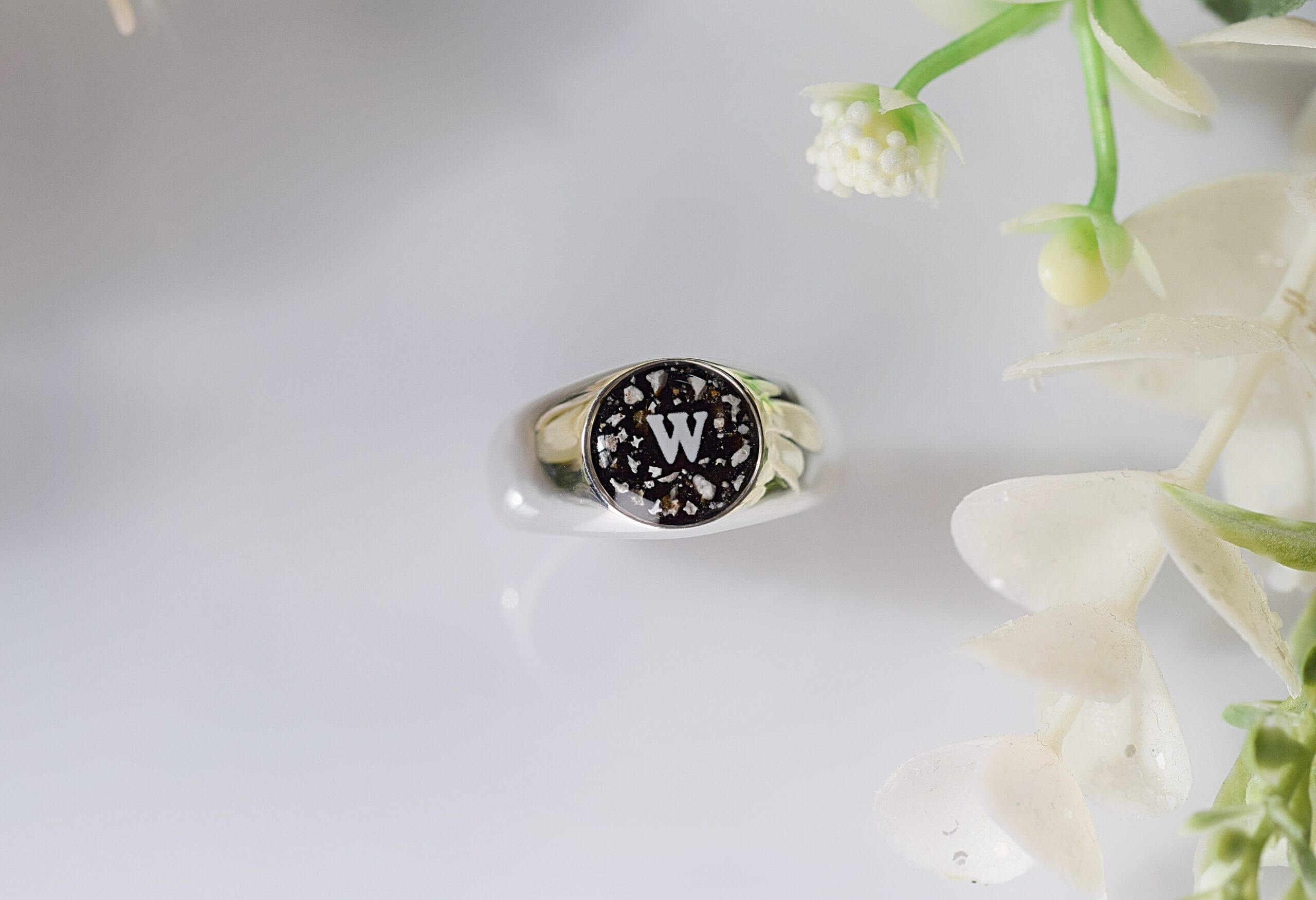 Cremation Ashes & Memorial Ring 'Rodger' - Amulet of Ashes
