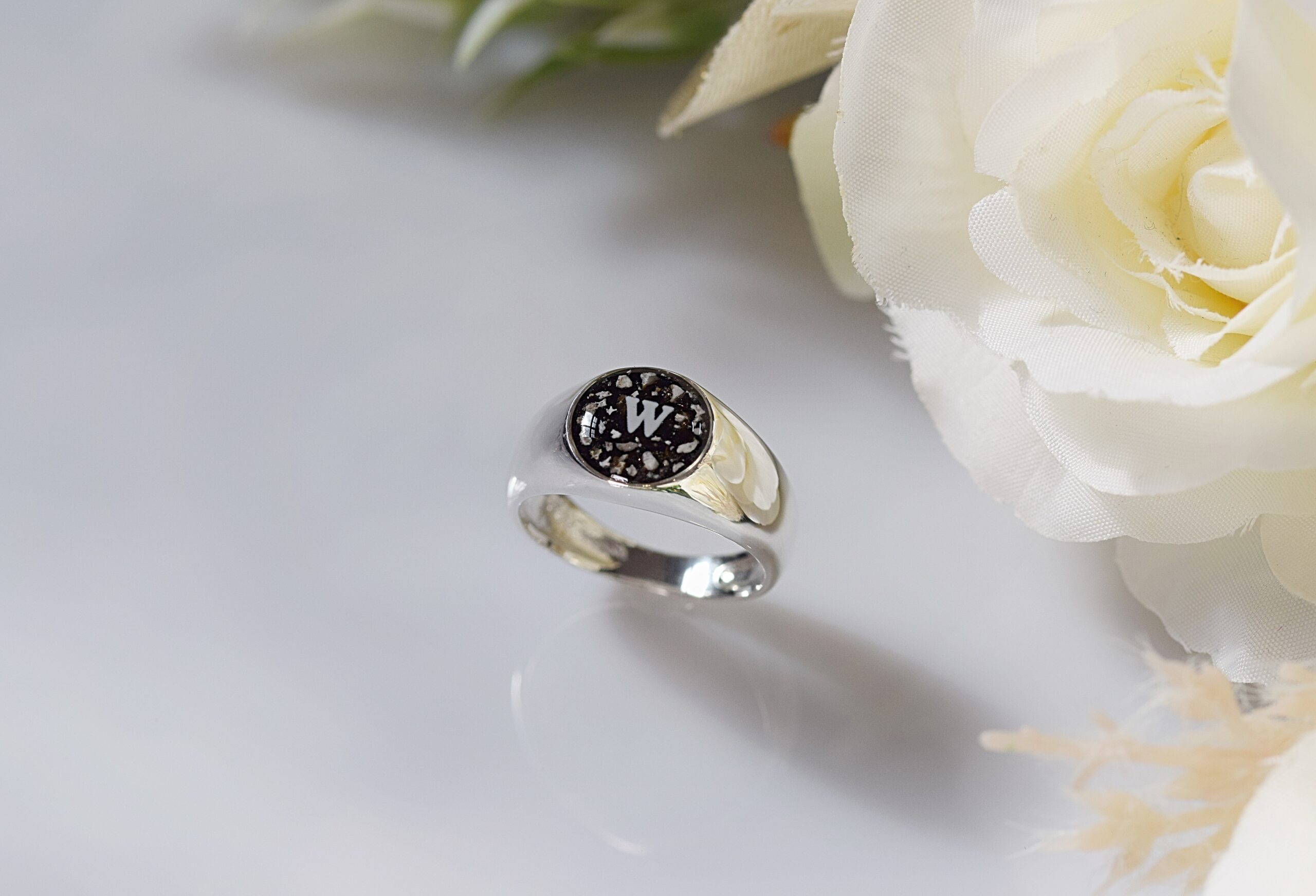 Cremation Ashes & Memorial Ring 'Rodger' - Amulet of Ashes